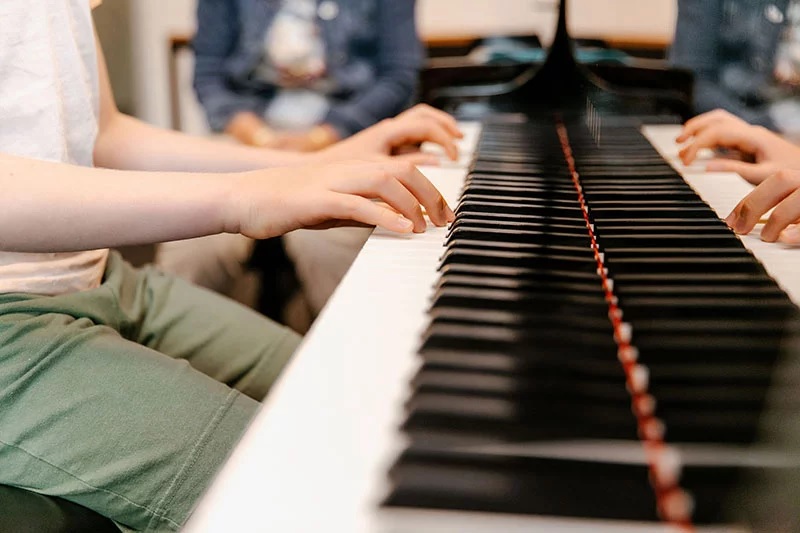 Online vs. In-Person Keyboard Lessons: Making the Right Choice - Xmusic Pro